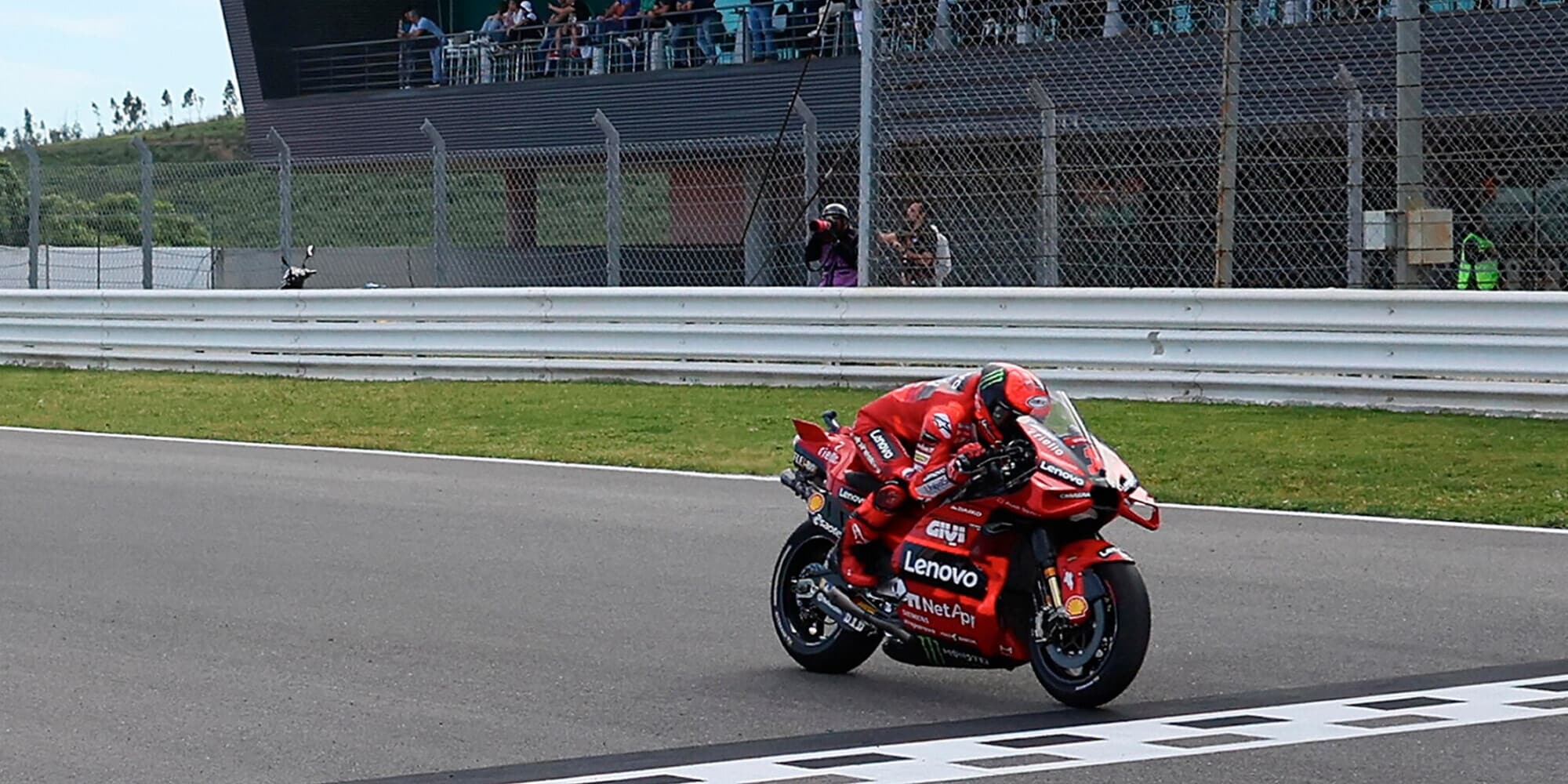 MotoGP, Bagnaia domina e vince in Portogallo. Sul podio Vinales e Bezzecchi