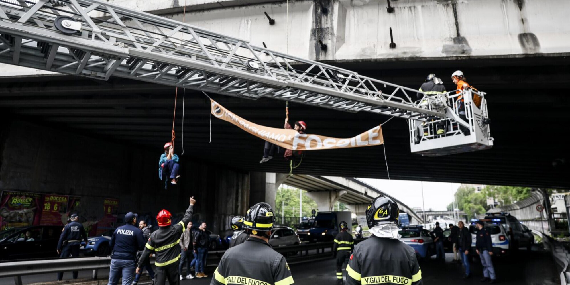 Roma Gli Ambientalisti Questa Volta Si Appendono A Un Ponte