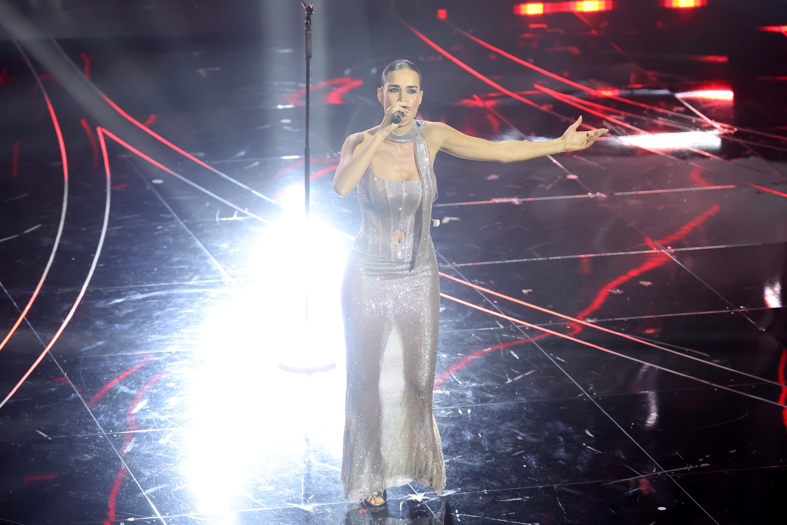 Clara, il vestito va giù e mostra tutto: immagini virali ma c'è chi non guarda perché...