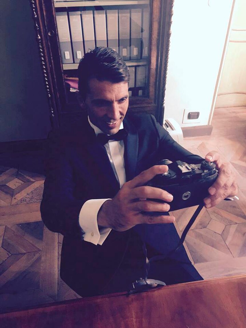 Gianluigi Buffon in smoking, il selfie è "come una volta"