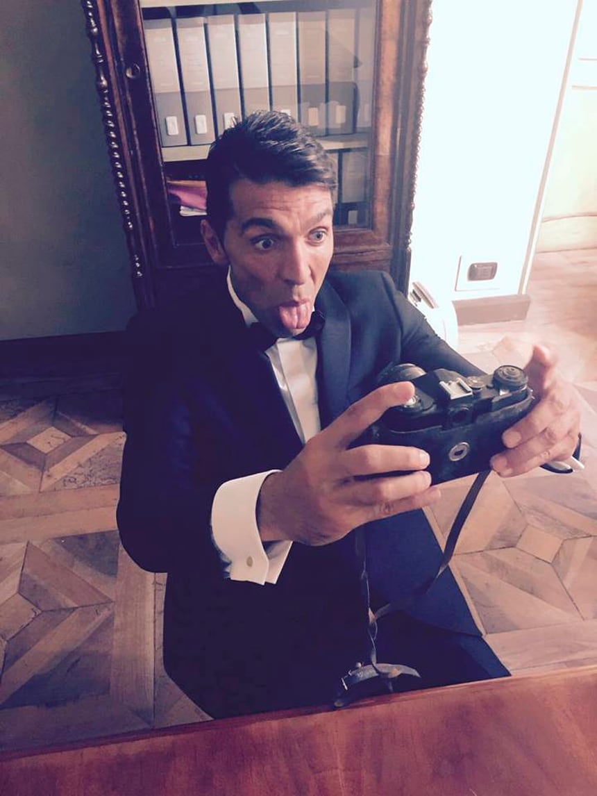 Gianluigi Buffon in smoking, il selfie è "come una volta"