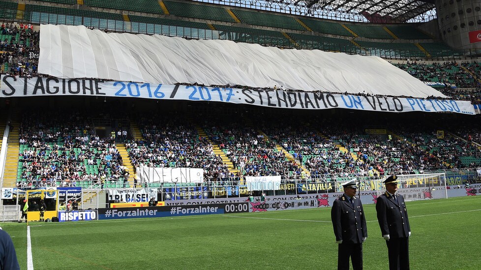 Inter, striscioni in Curva Nord: «Indegni, stendiamo un velo pietoso ...