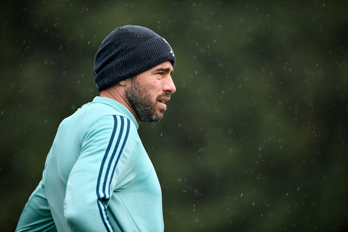 Juventus, allenamento sotto la pioggia: Barzagli in versione bomber
