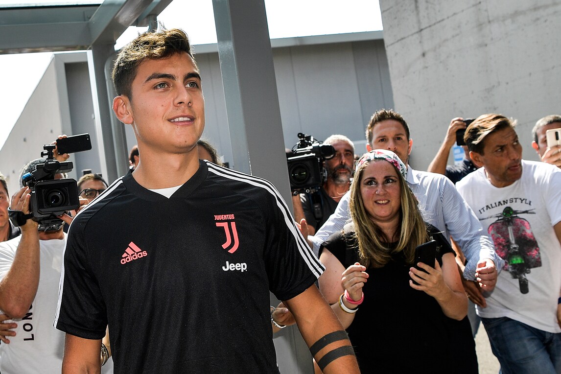 Juve, riecco Dybala: selfie con i tifosi e visite mediche