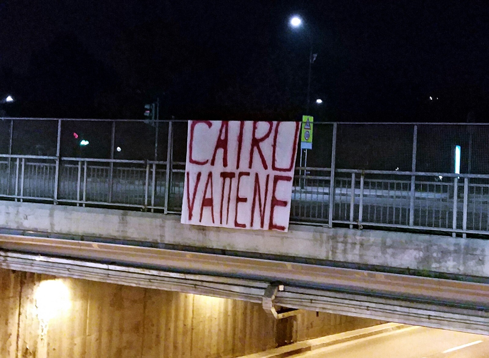 Torino, striscioni al Lingotto: «Cairo vattene»