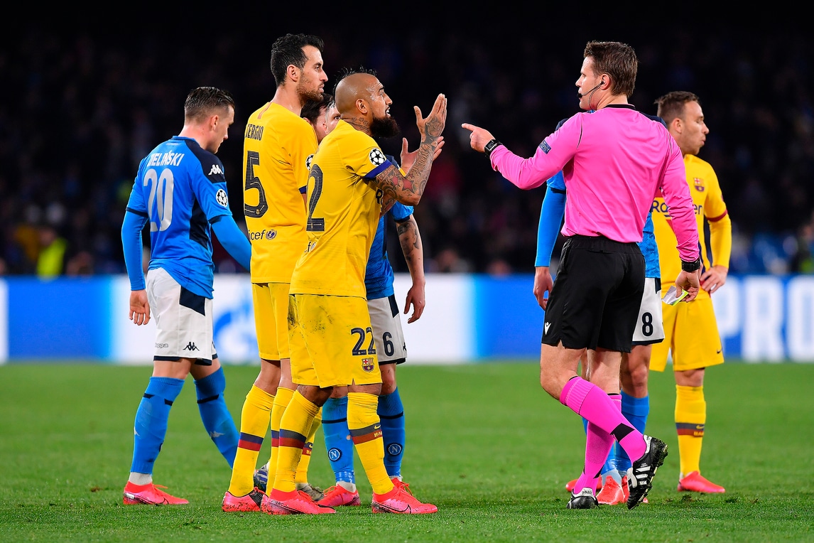 Vidal perde la testa: doppia ammonizione da record in Napoli-Barcellona