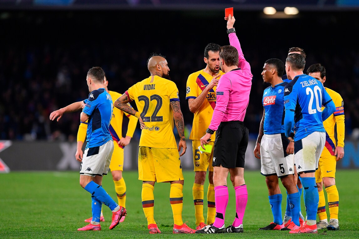 Vidal perde la testa: doppia ammonizione da record in Napoli-Barcellona