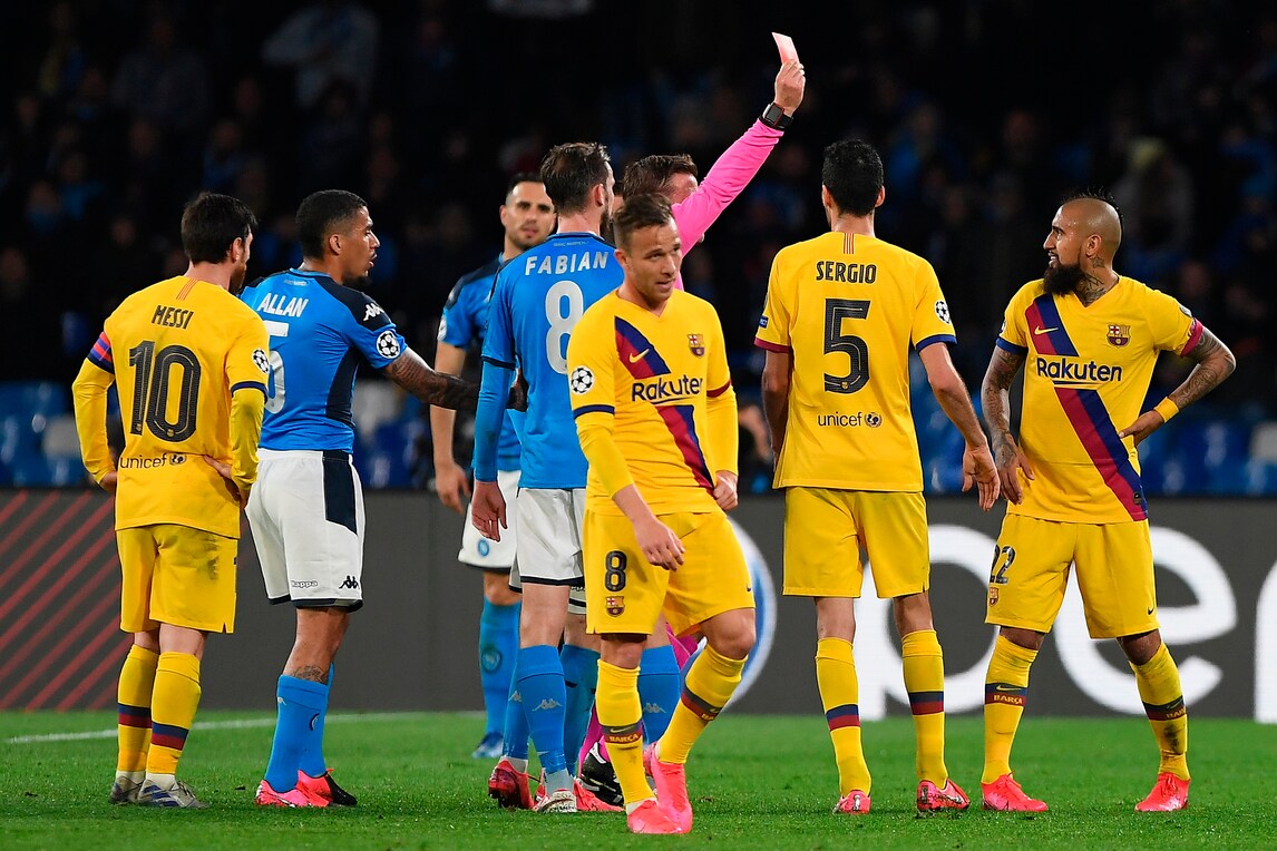 Vidal perde la testa: doppia ammonizione da record in Napoli-Barcellona