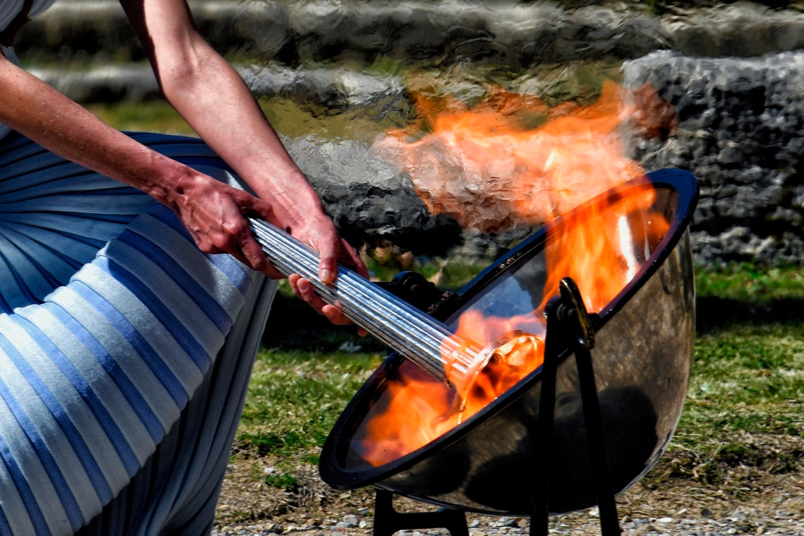Olimpiadi, nell'antica Grecia accesa la torcia che parte verso Tokyo