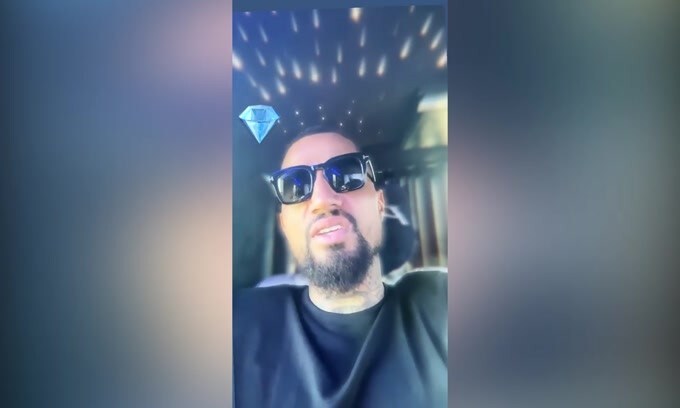 Boateng si improvvisa rapper in macchina