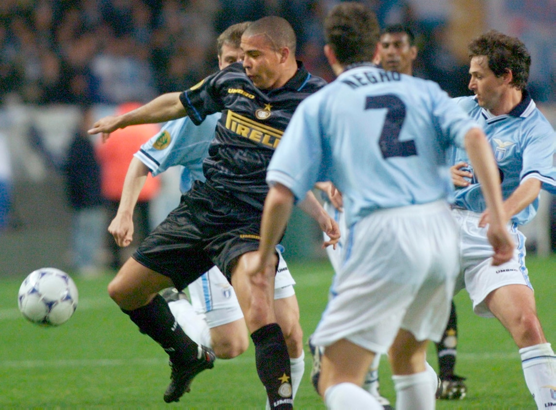 Inter, la terza maglia ricordando Ronaldo, Simoni e il 1998
