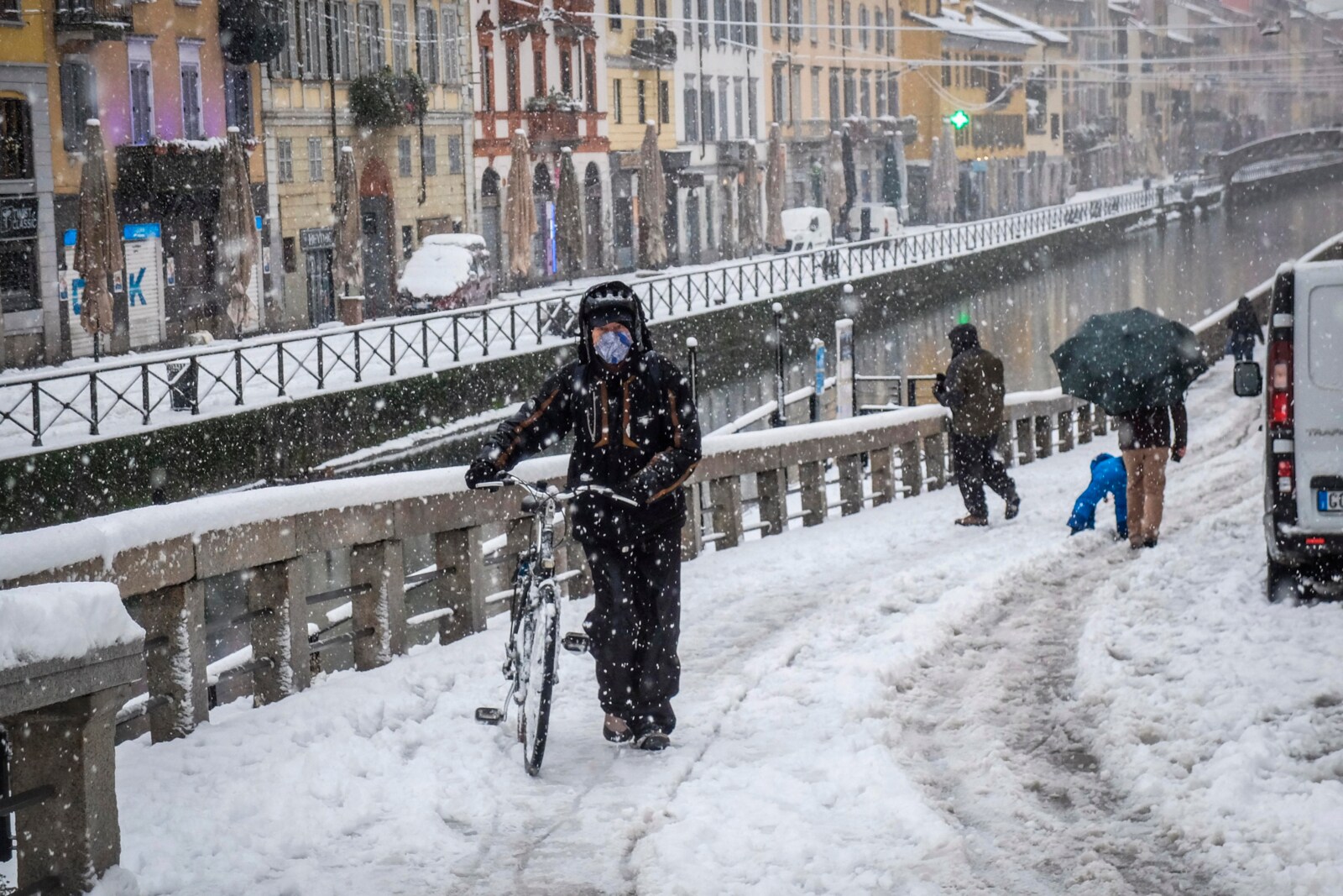 Nevicate al Nord, Milano e Torino si risvegliano sotto la neve