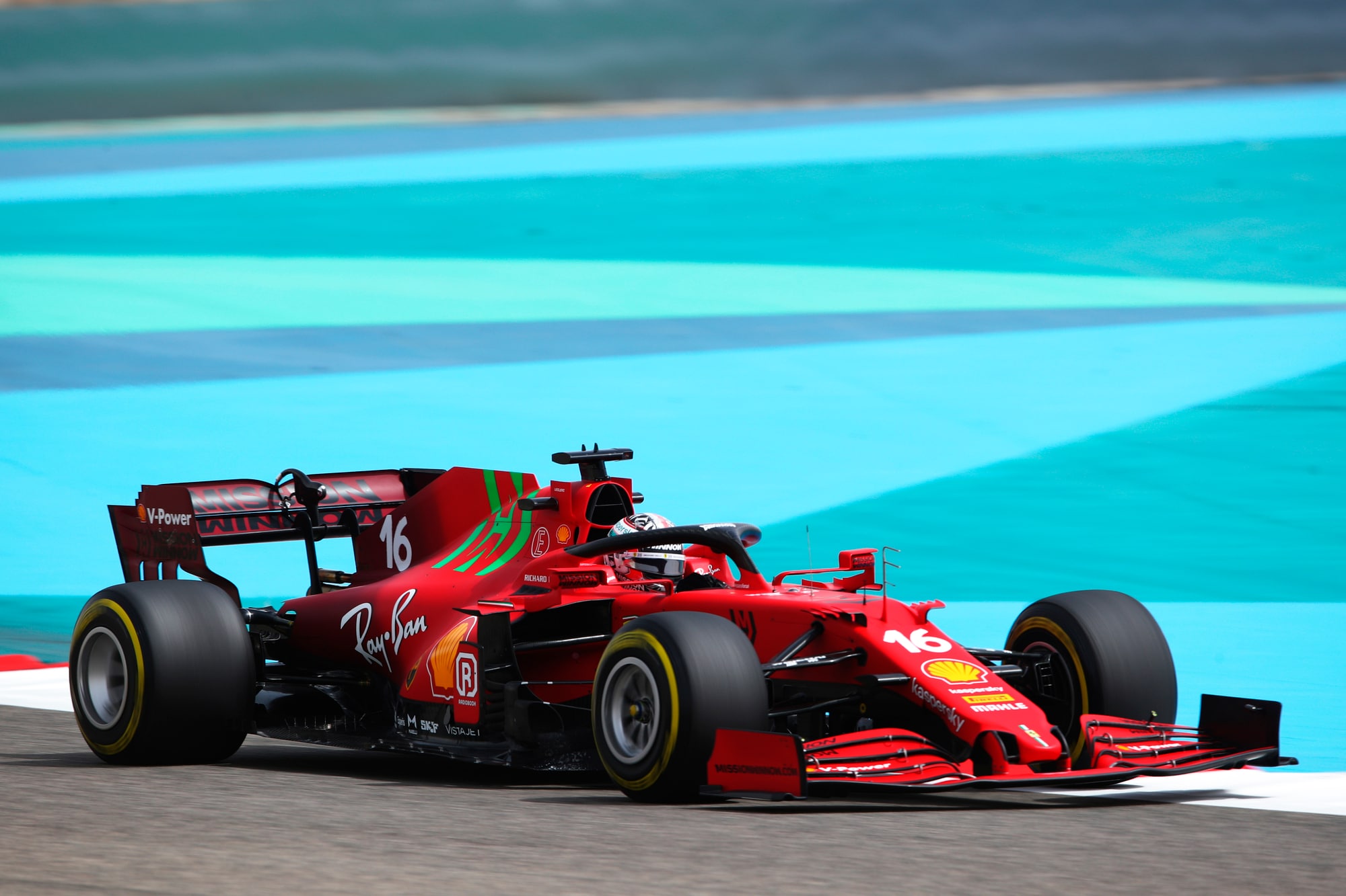 Test Bahrain 2021, ecco la Ferrari SF21 in pista con Leclerc