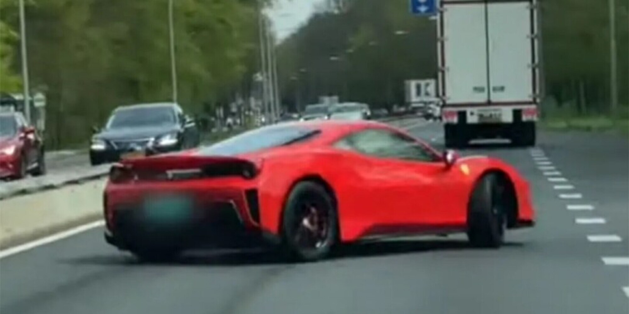 Ferrari 488 Pista, perde il controllo e finisce fuori strada