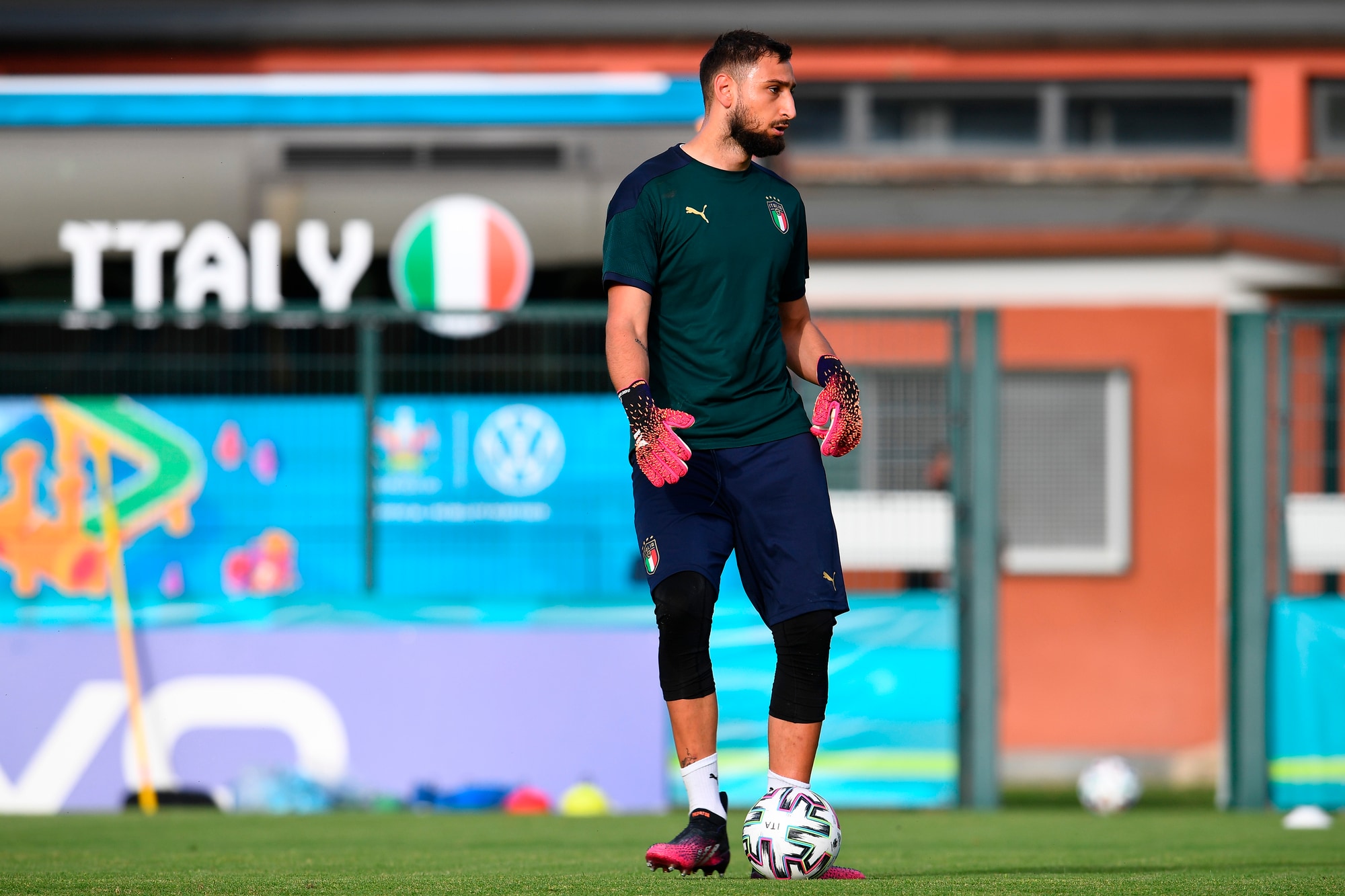 Italia, per Verratti gamba fasciata. Bonucci scherza con Immobile