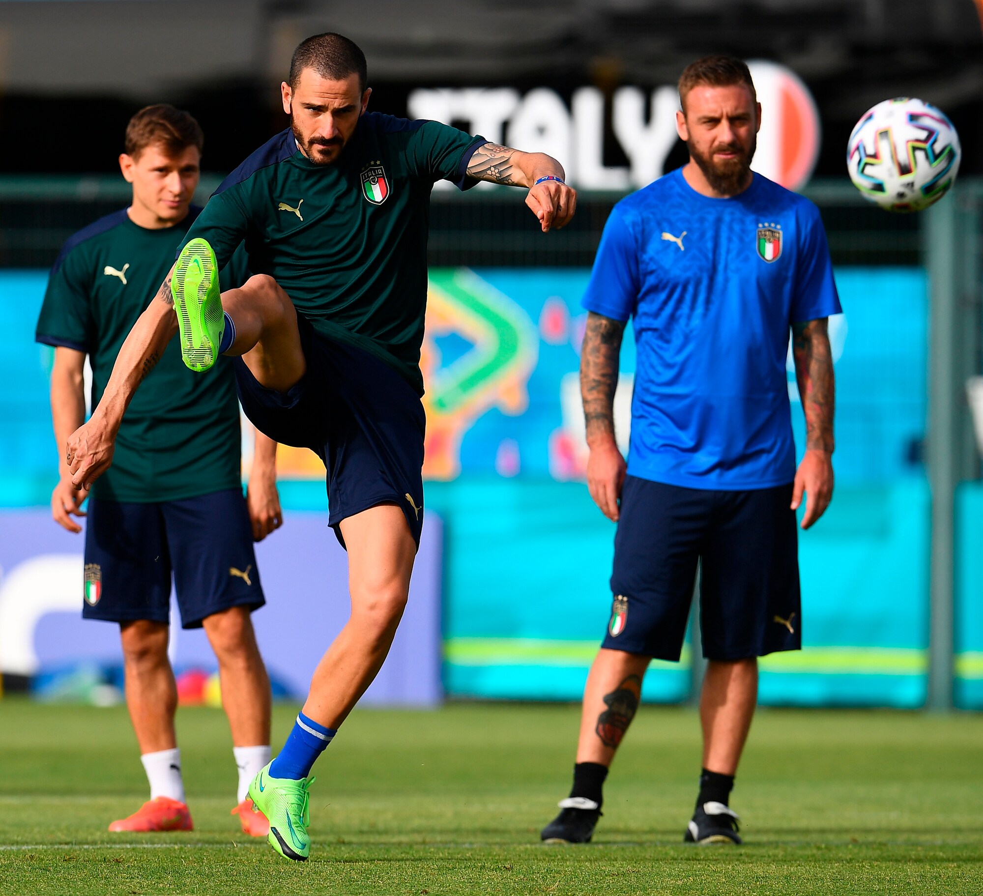 Italia, per Verratti gamba fasciata. Bonucci scherza con Immobile