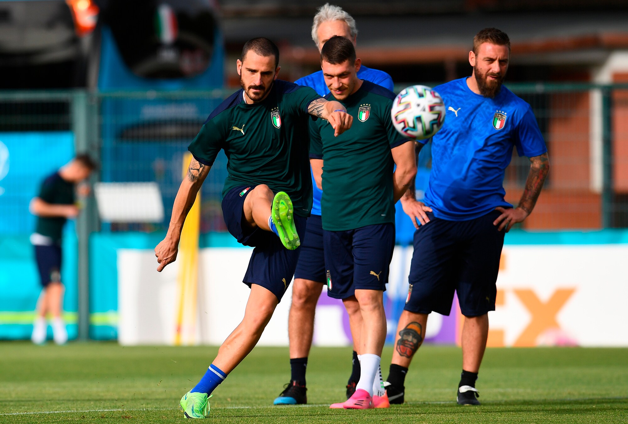 Italia, per Verratti gamba fasciata. Bonucci scherza con Immobile