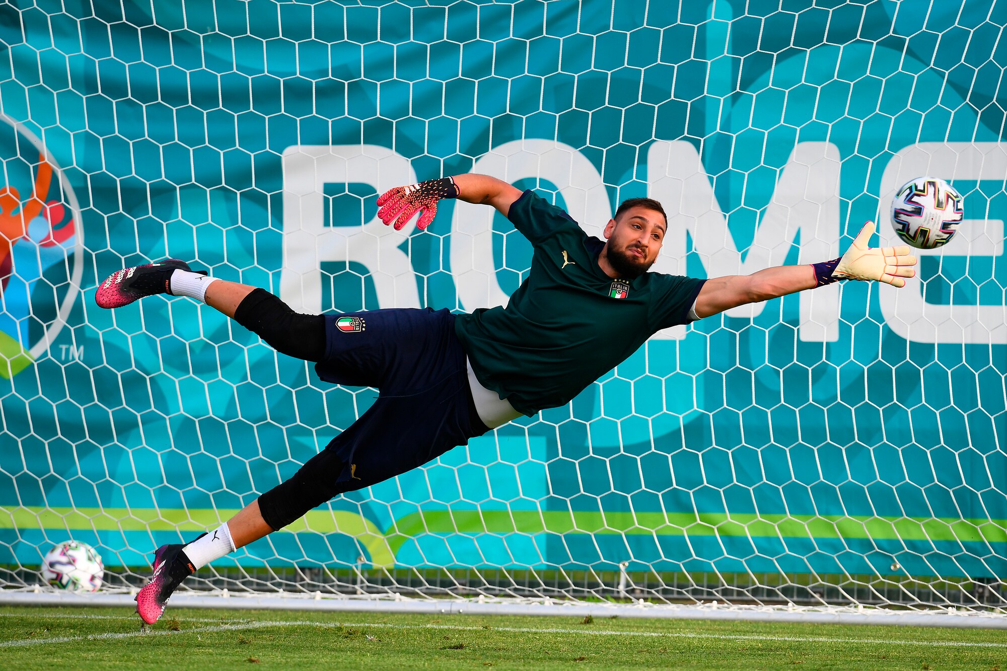 Italia, per Verratti gamba fasciata. Bonucci scherza con Immobile