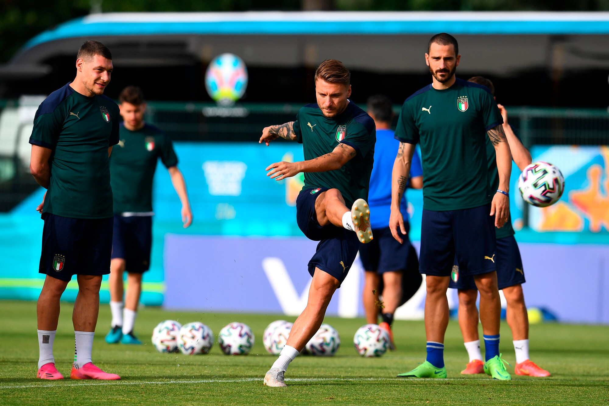 Italia, per Verratti gamba fasciata. Bonucci scherza con Immobile