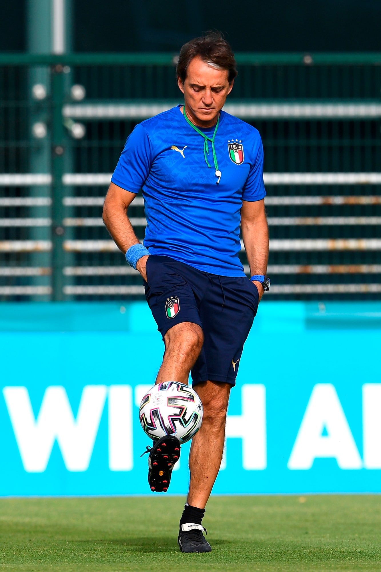 Italia, per Verratti gamba fasciata. Bonucci scherza con Immobile