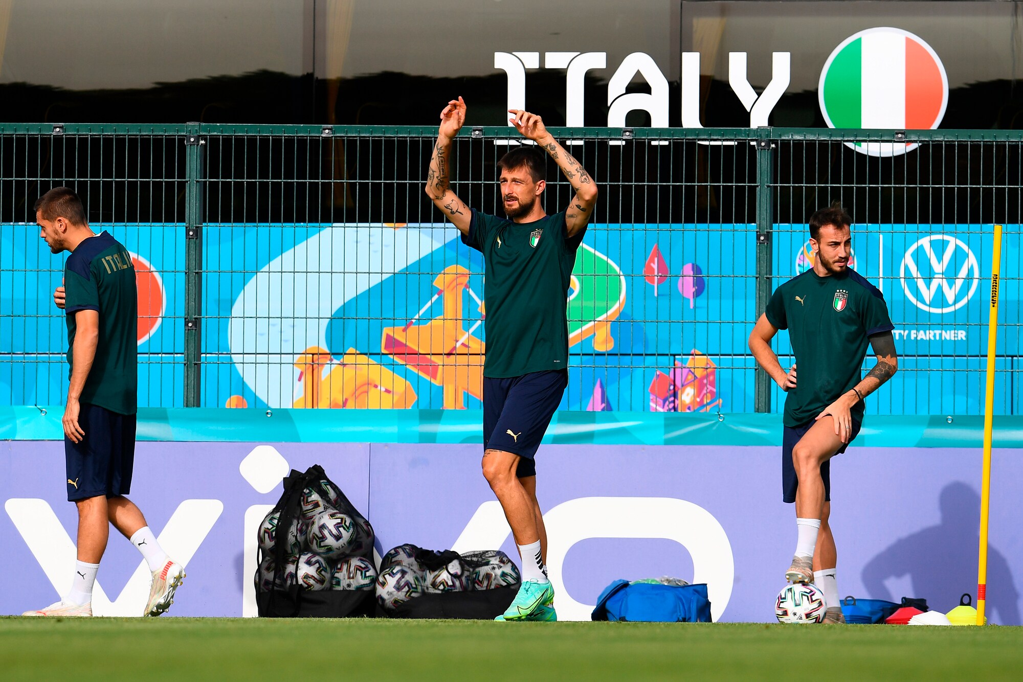 Italia, per Verratti gamba fasciata. Bonucci scherza con Immobile