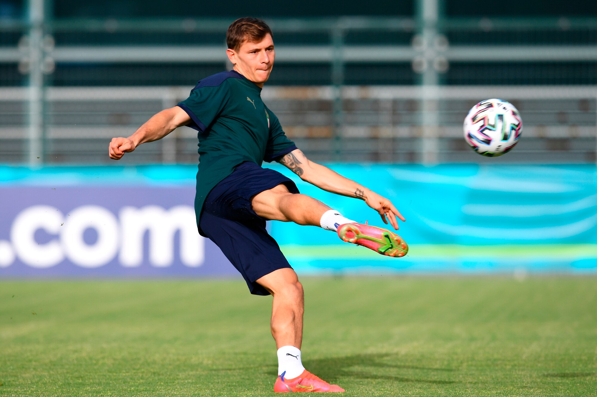 Italia, per Verratti gamba fasciata. Bonucci scherza con Immobile