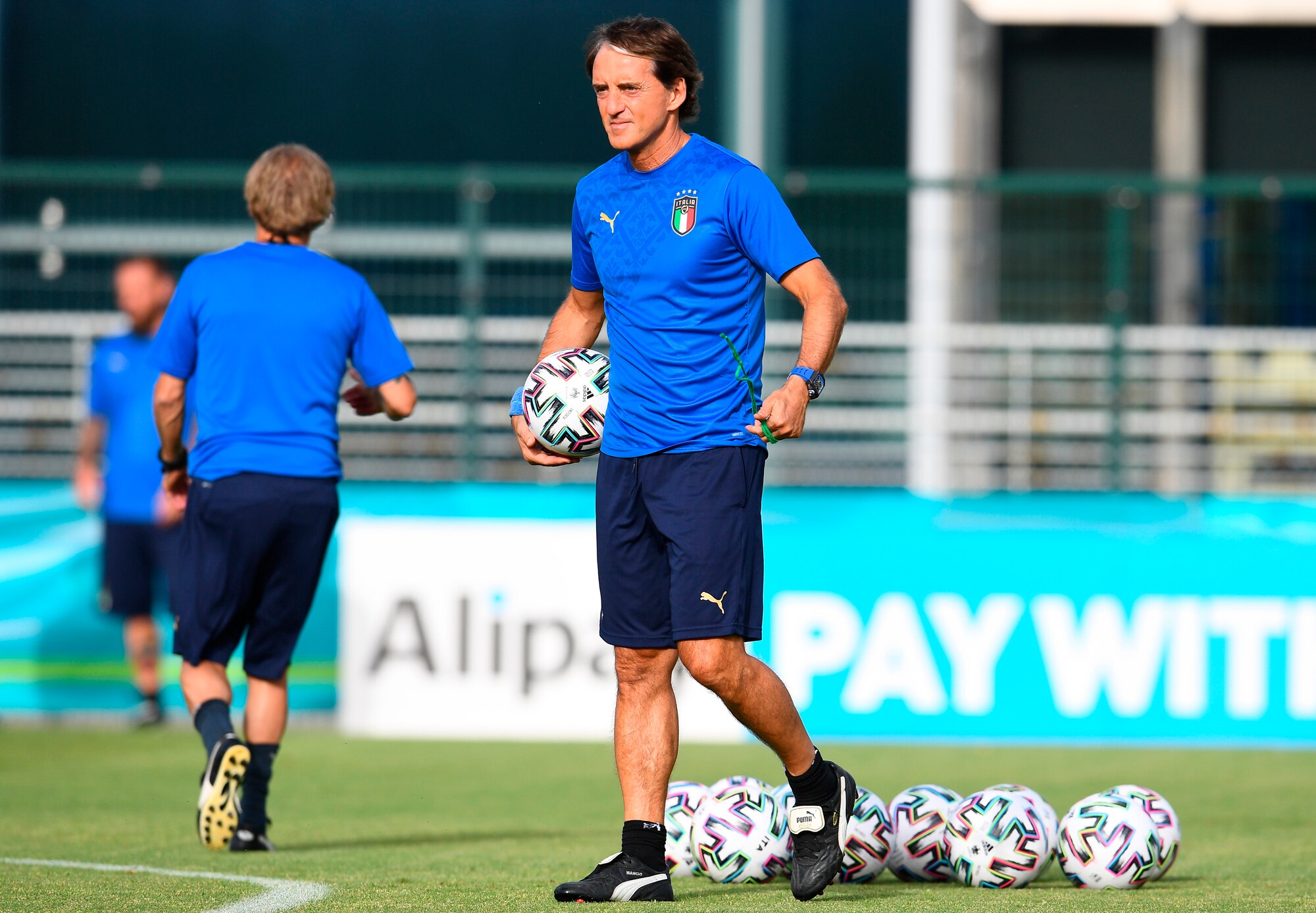 Italia, per Verratti gamba fasciata. Bonucci scherza con Immobile