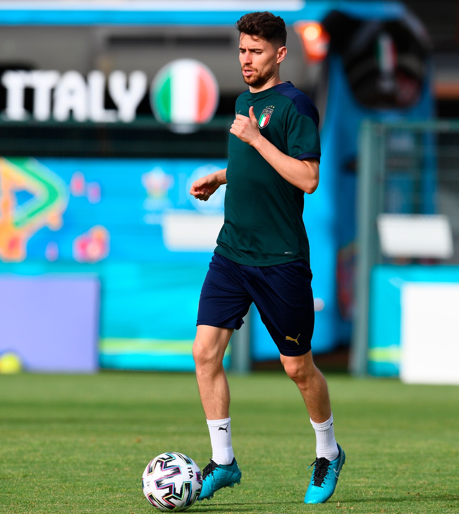 Italia, per Verratti gamba fasciata. Bonucci scherza con Immobile