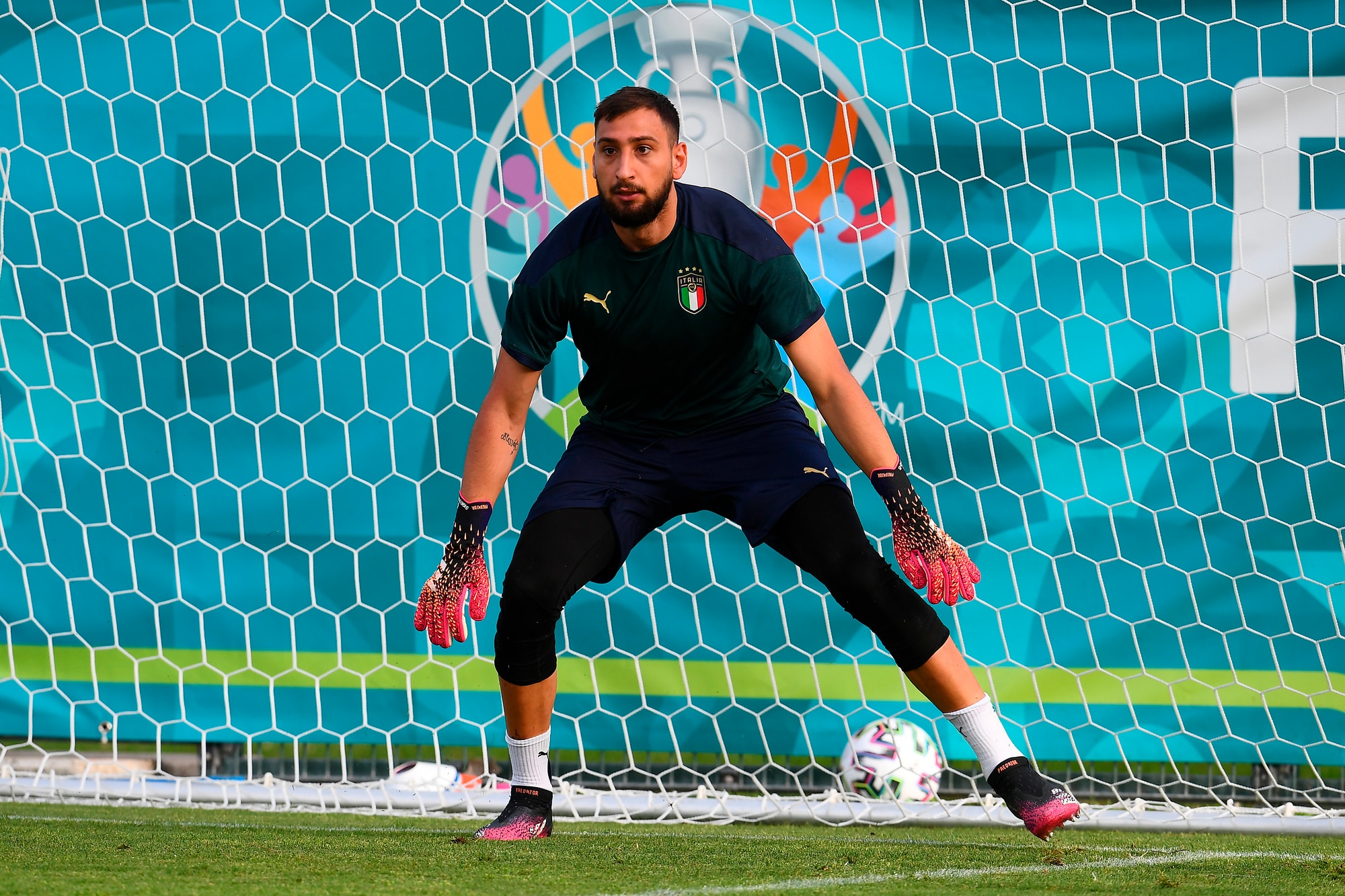 Italia, per Verratti gamba fasciata. Bonucci scherza con Immobile