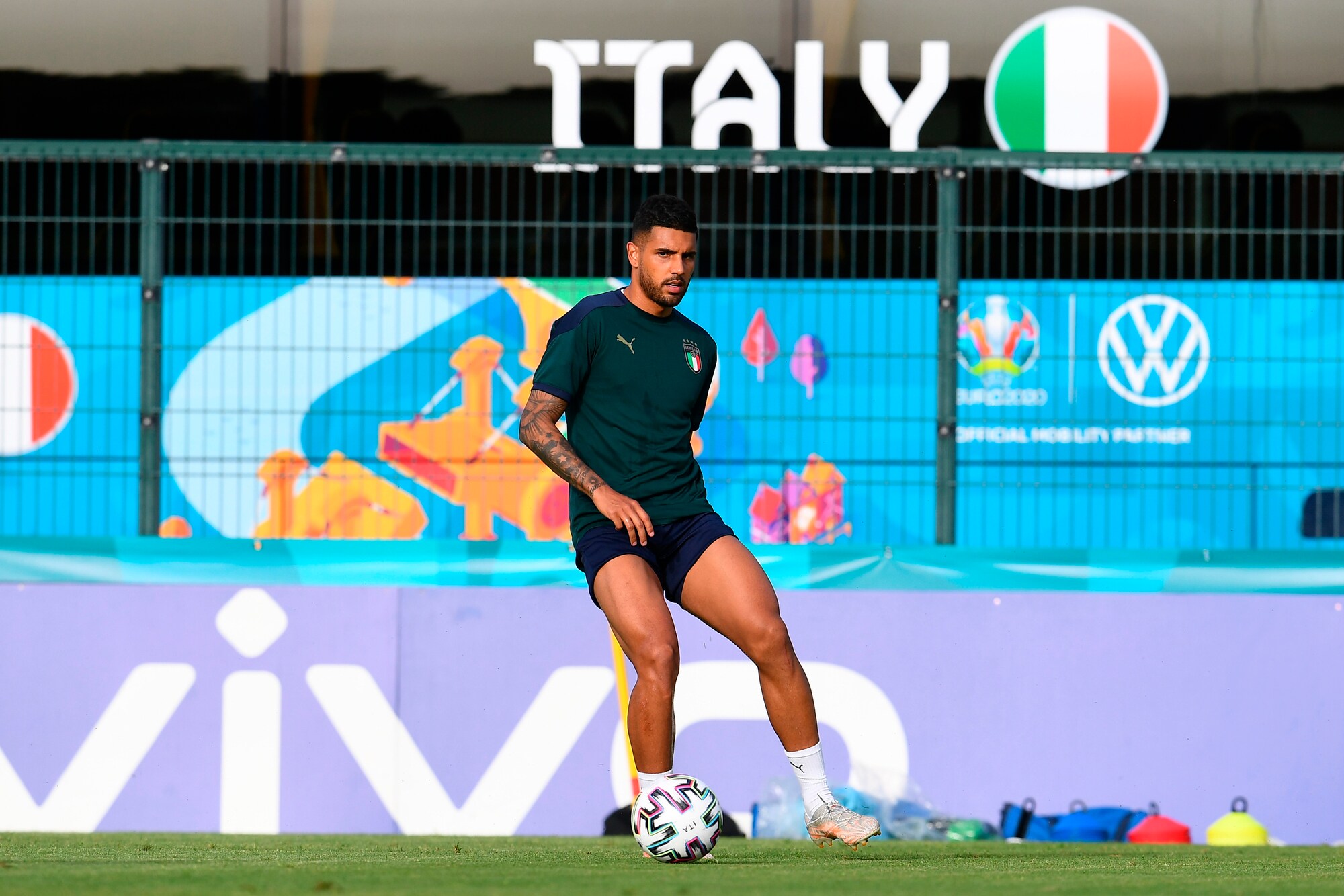 Italia, per Verratti gamba fasciata. Bonucci scherza con Immobile