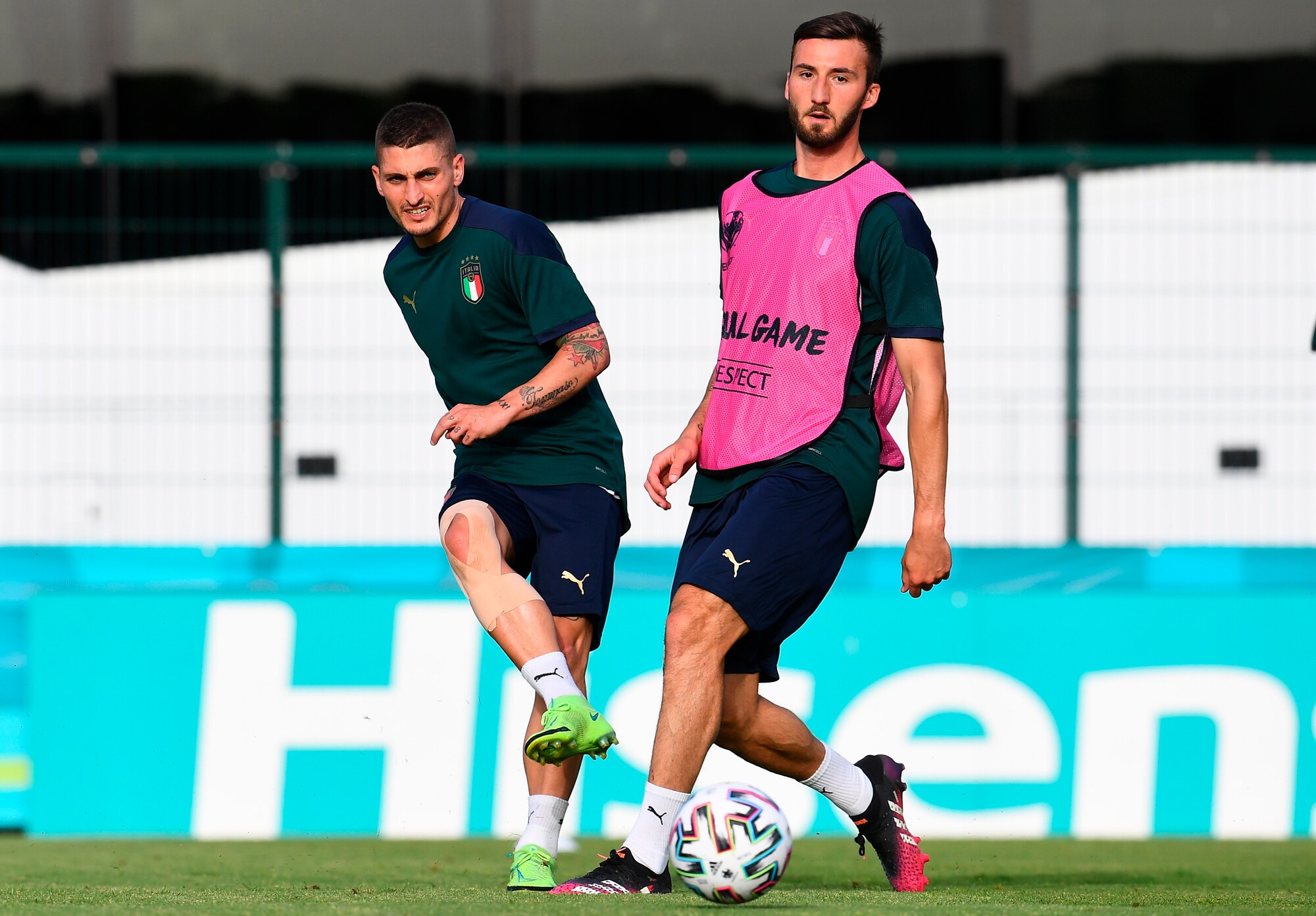 Italia, per Verratti gamba fasciata. Bonucci scherza con Immobile