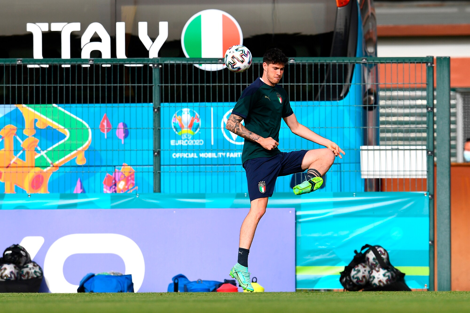 Italia, per Verratti gamba fasciata. Bonucci scherza con Immobile