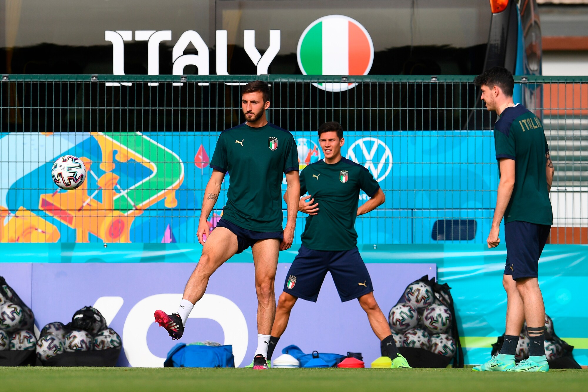 Italia, per Verratti gamba fasciata. Bonucci scherza con Immobile