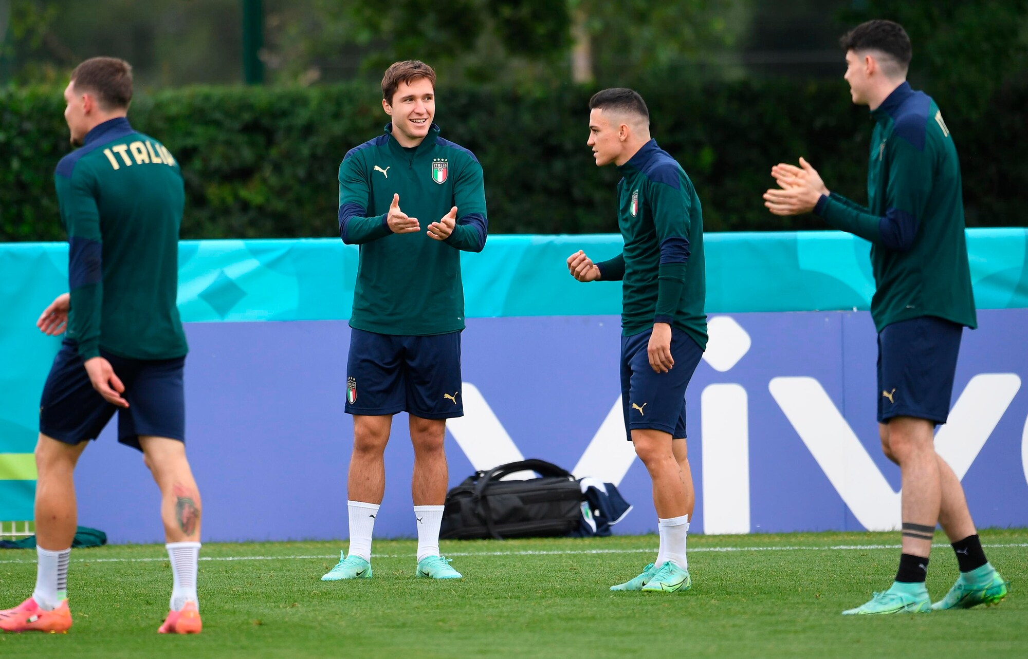 Chiellini guida l'Italia, Bonucci e Donnarumma studiano l'esultanza