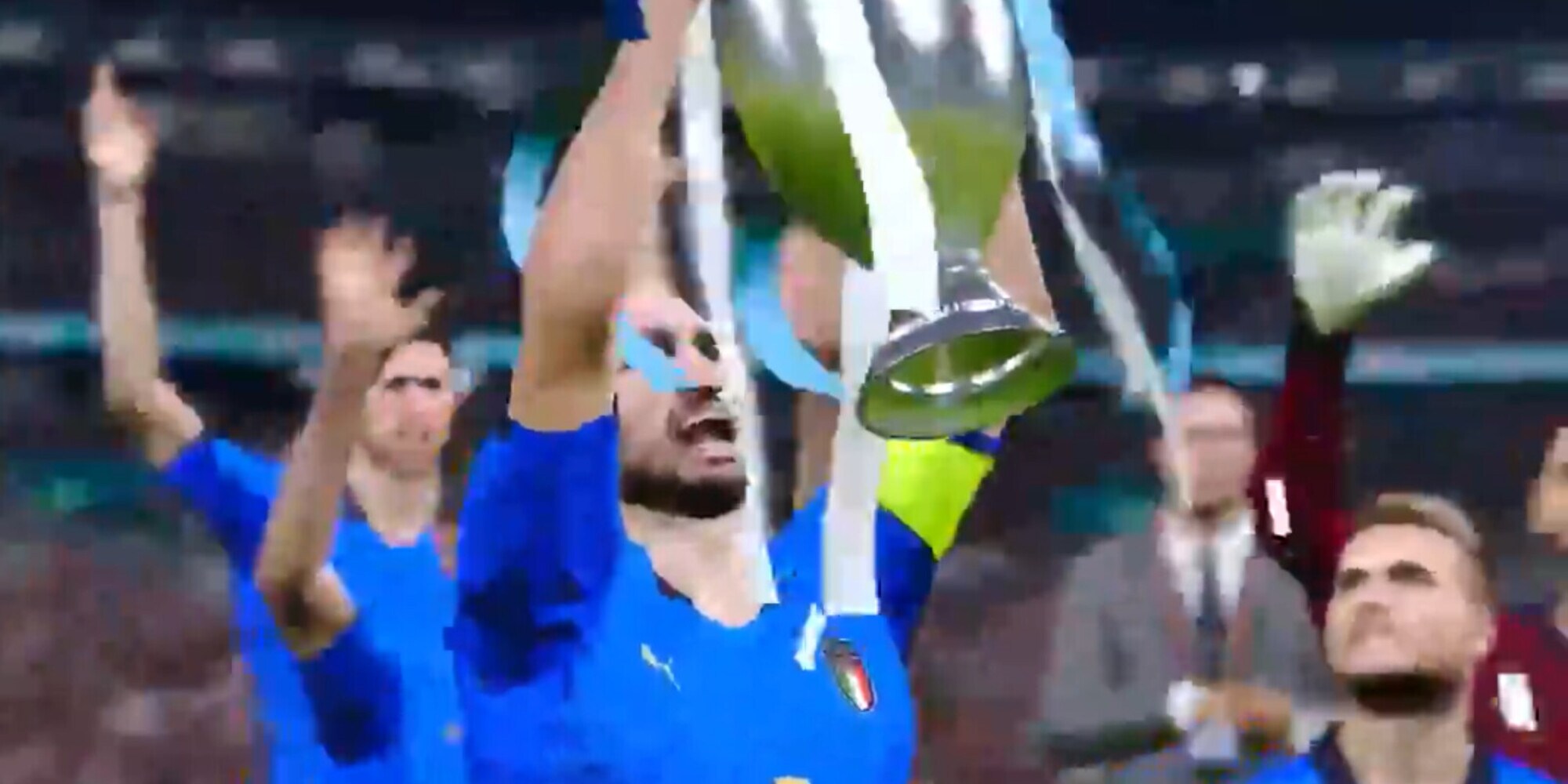 Chiellini, su la coppa anche su Pes. La dedica di Konami all'Italia