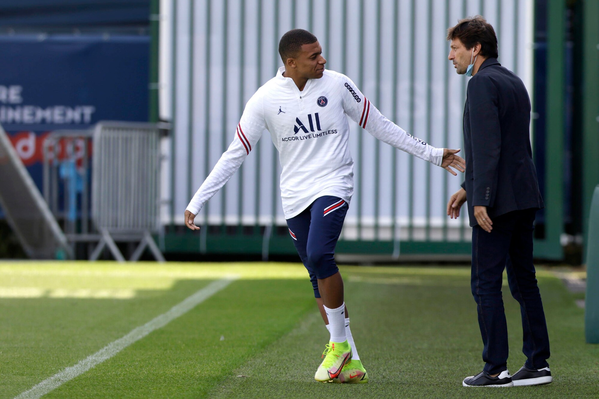 Mbappé, abbraccio con Leonardo e risate con Messi: resta al Psg?