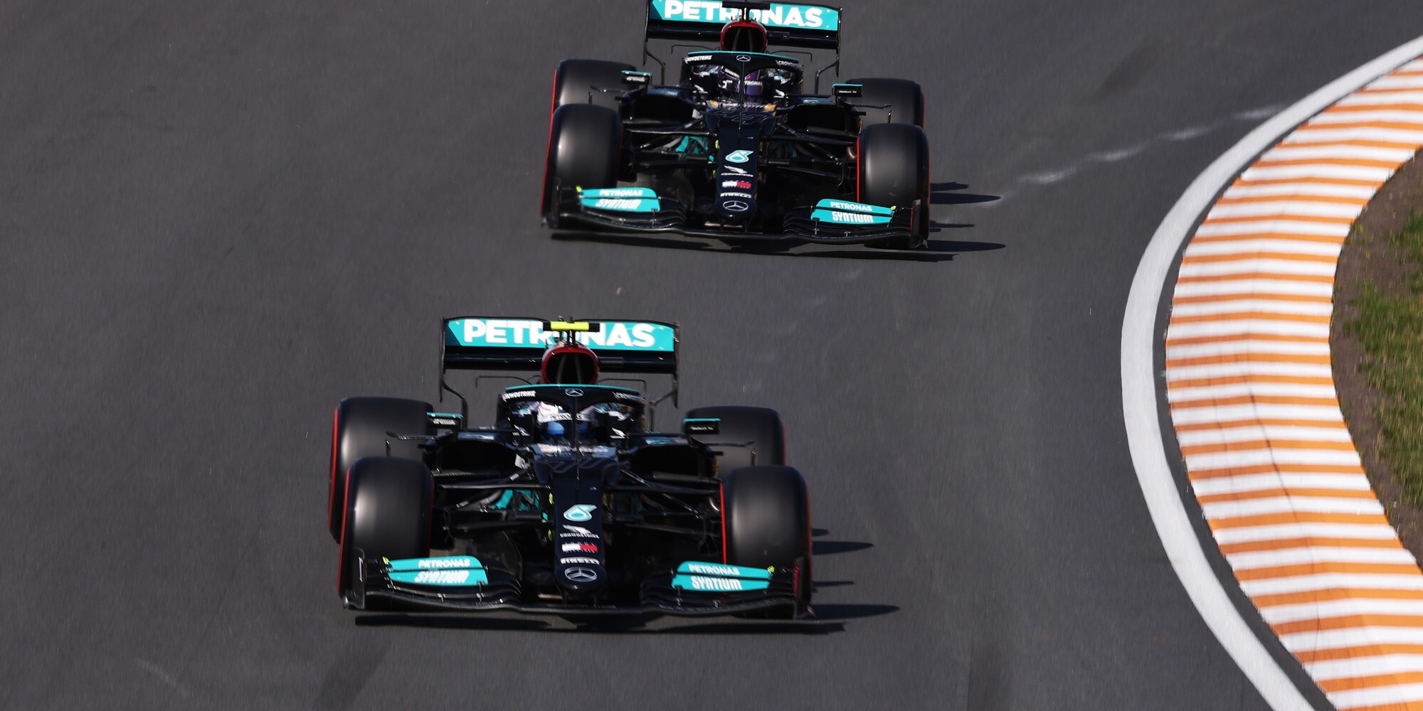 F1, Hamilton incoraggia Bottas: "Continuiamo a spingere fratello"