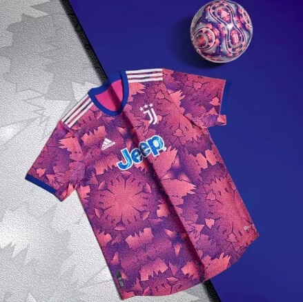 Juve, ecco la terza maglia: divisa rosa e blu