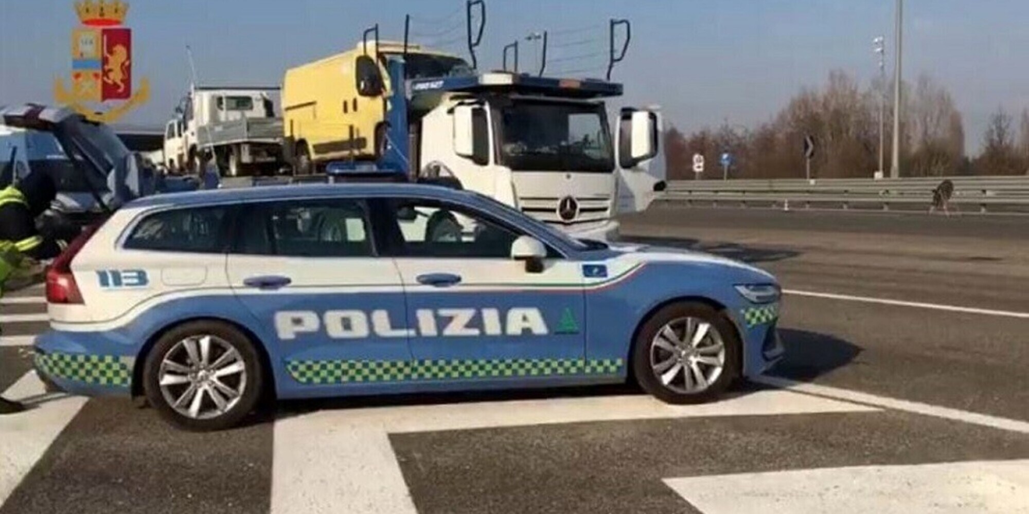 Viaggia A 30 Km h Sull autostrada Per Protesta La Polizia La Insegue E Viaggia A 30 Km h Sull autostrada Per Protesta La Polizia La Insegue E