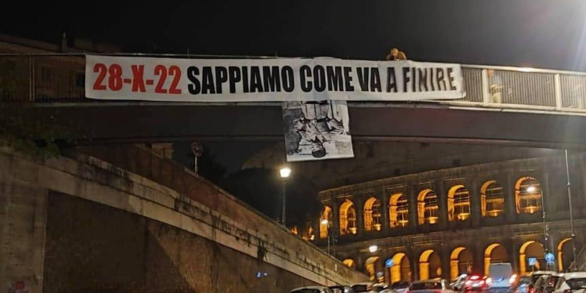 Al Colosseo due striscioni pro e contro Marcia su Roma