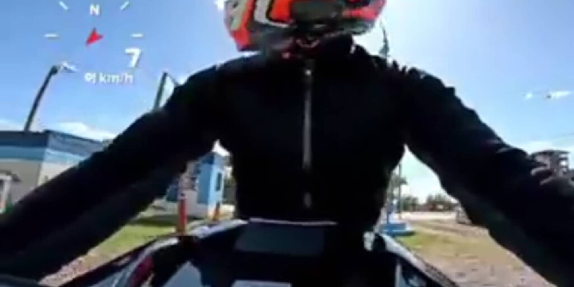 Colpi di pistola dai rapinatori, lui fugge in moto a 278 km/h