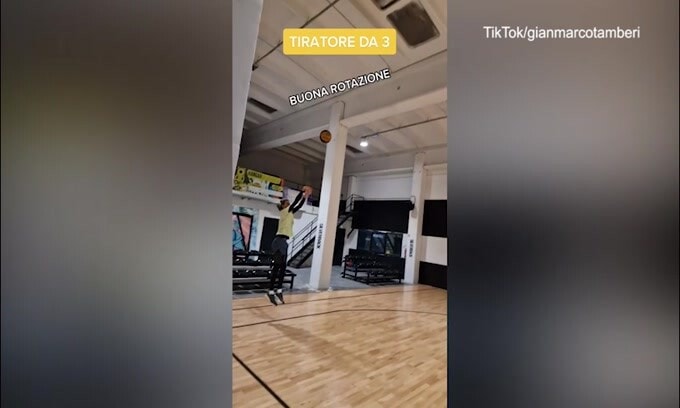 Gimbo se la cava anche col basket: il tiro da 3 è uno spettacolo!