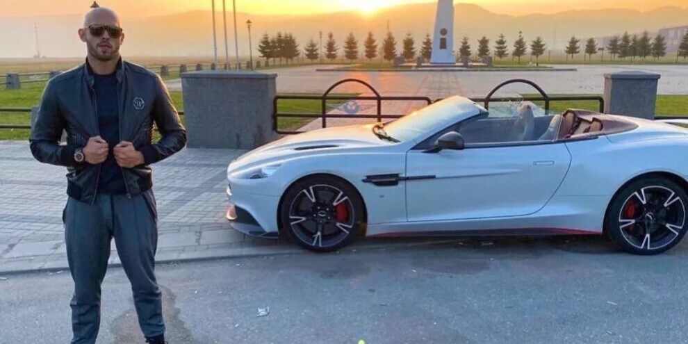 Andrew Tate, l'ex kickboxer spende tutti i soldi in supercar