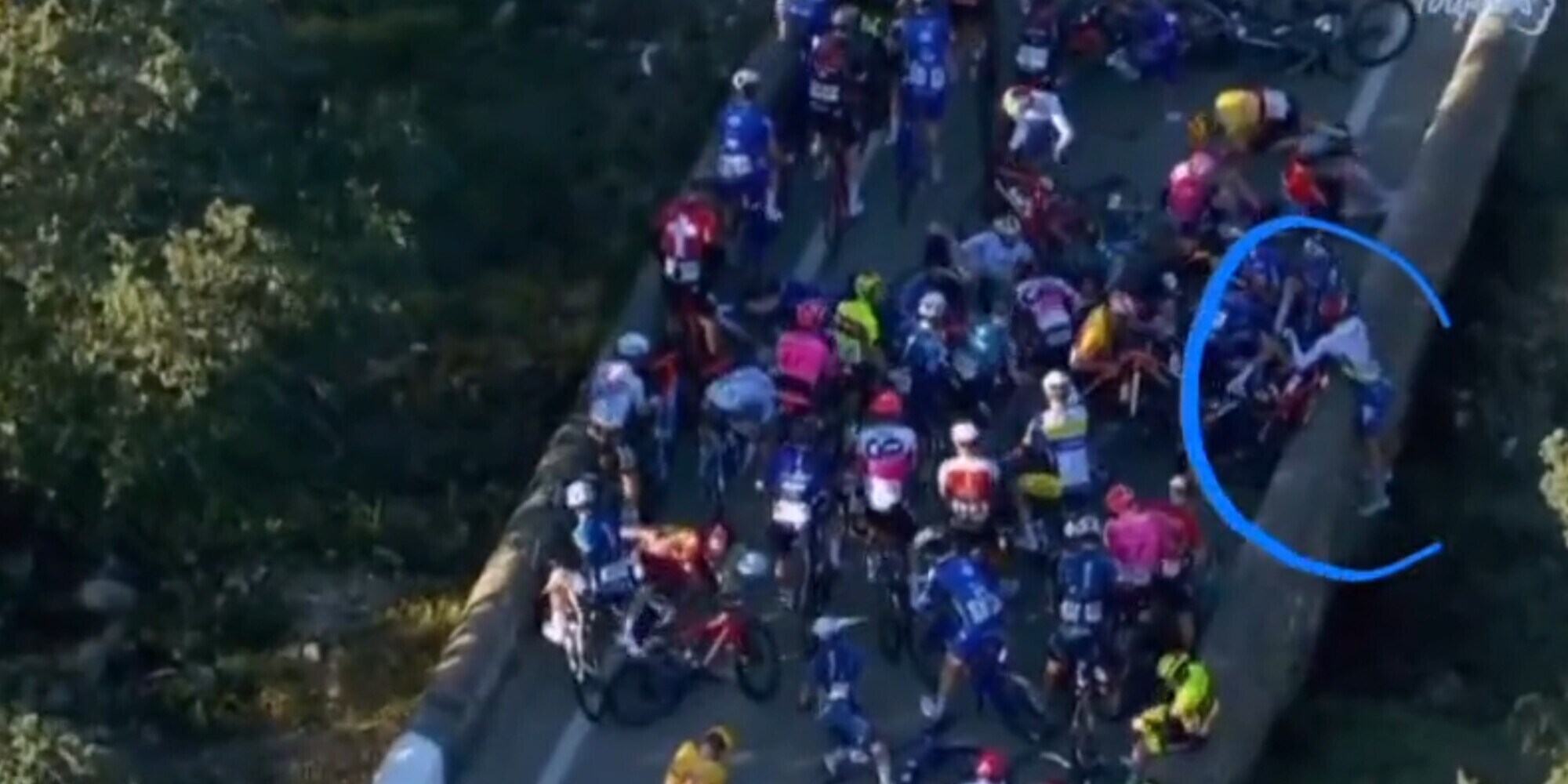 Ciclismo, terrore in Francia: Ferron appeso a un ponte dopo una caduta ...