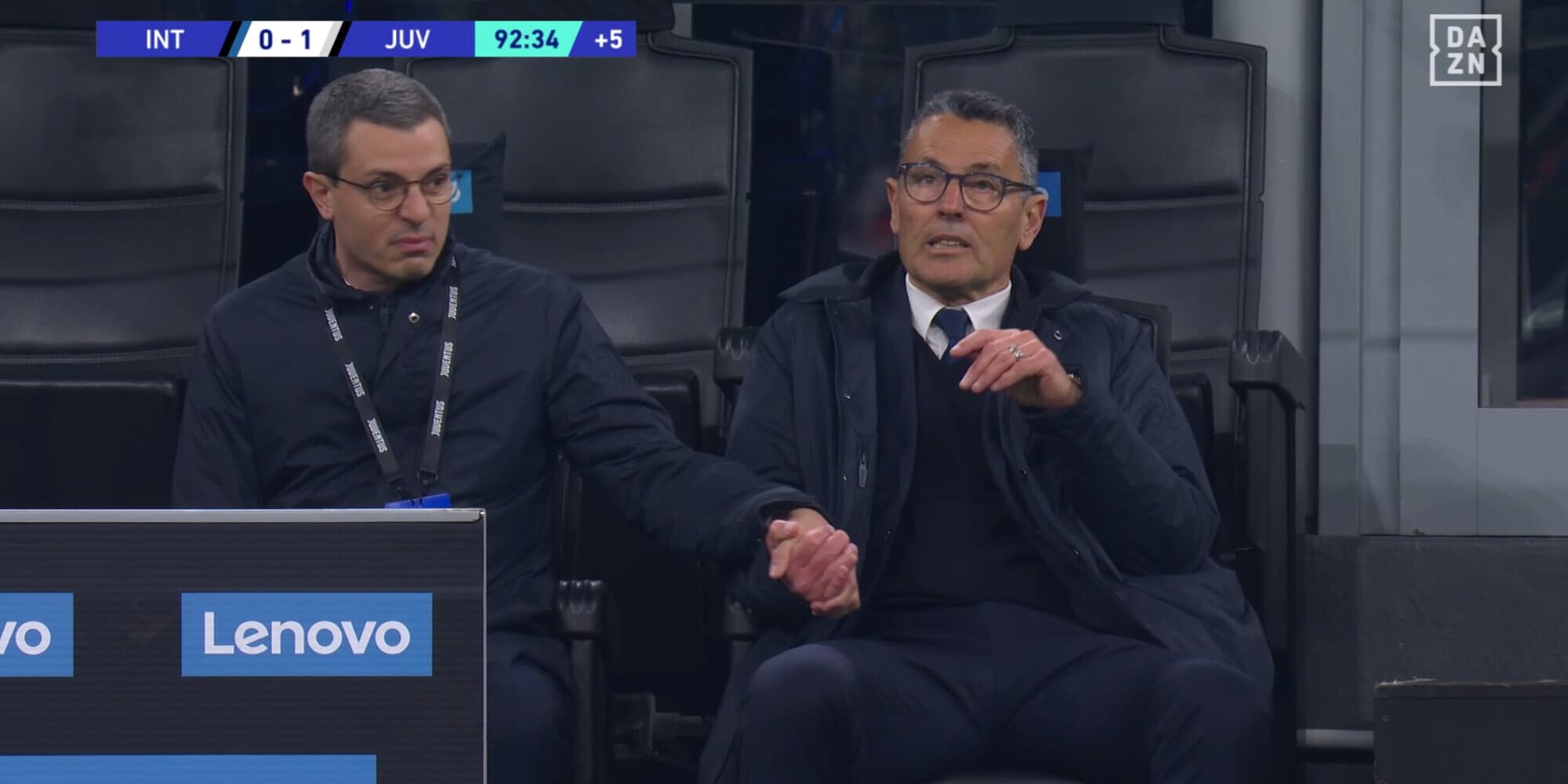 Inter-Juventus, Landucci e Fabris mano nella mano: la foto virale