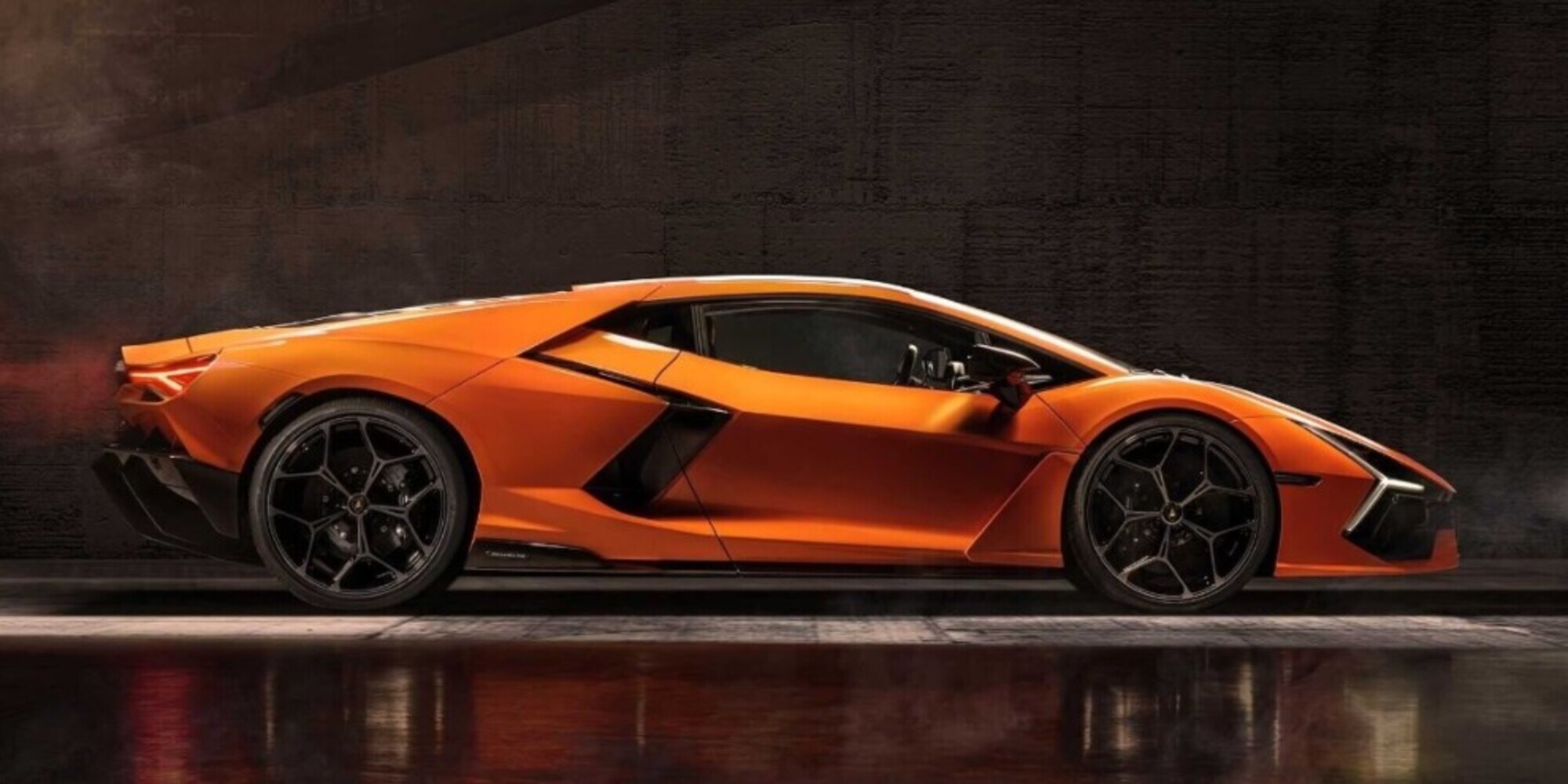 Lamborghini presenta la nuova hypercar V12 ibrida plug-in Ribelle
