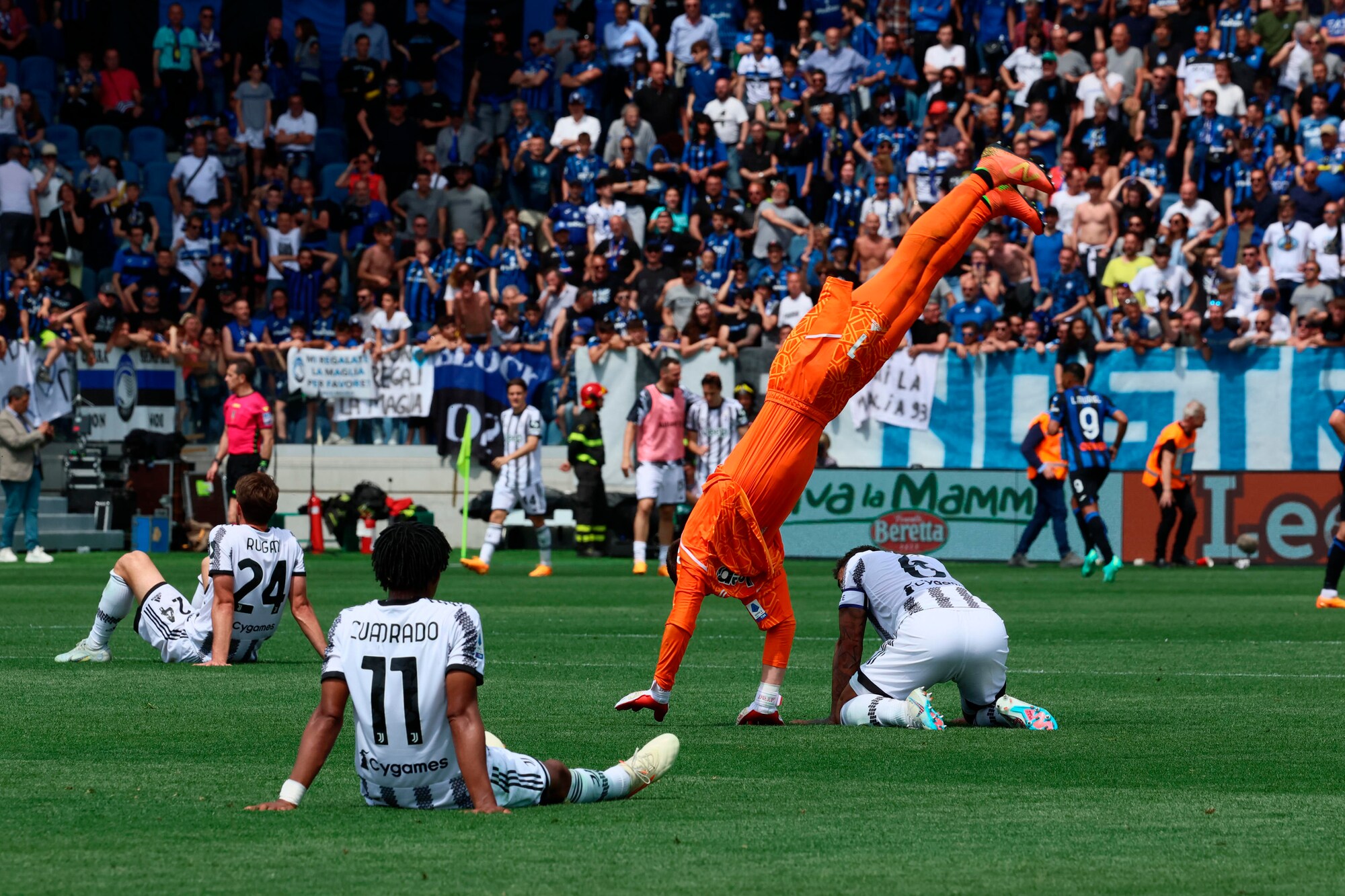 Szczesny come non lo avete mai visto: l'acrobazia per festeggiare la ...