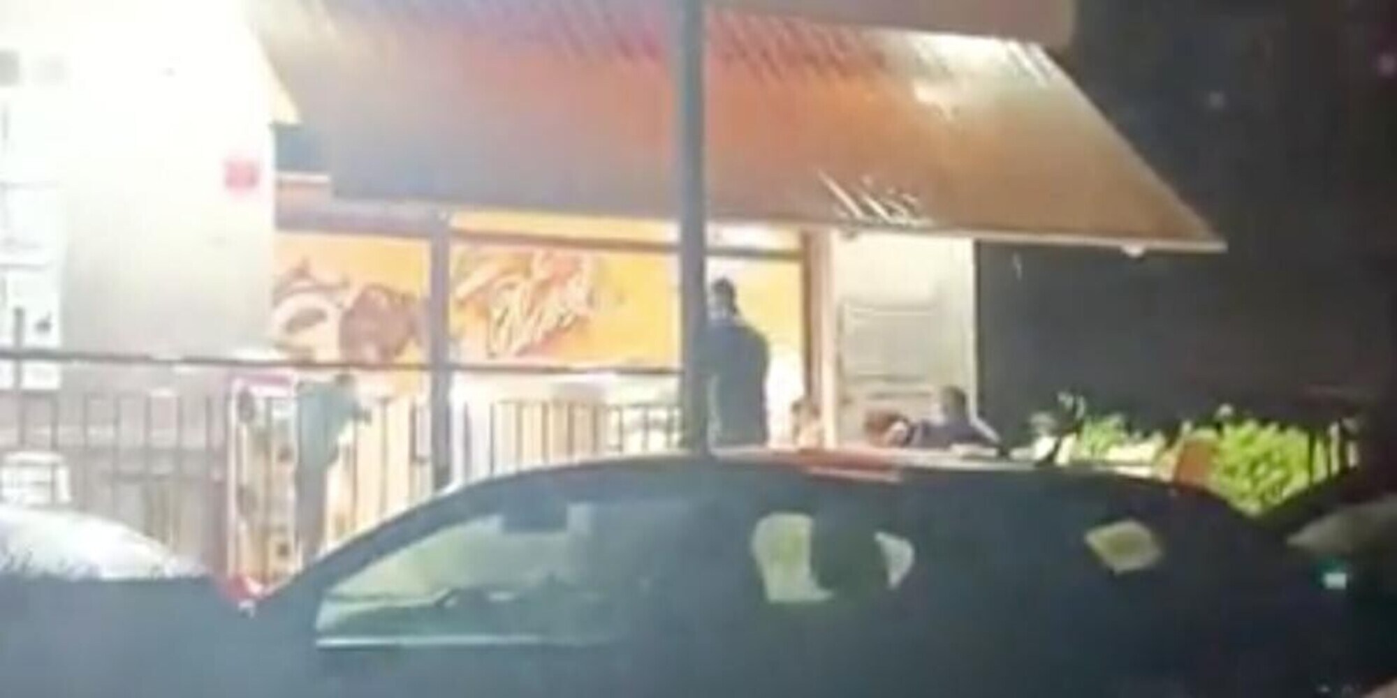 Autista lascia il bus in mezzo alla strada... deve andare al bar per il ...