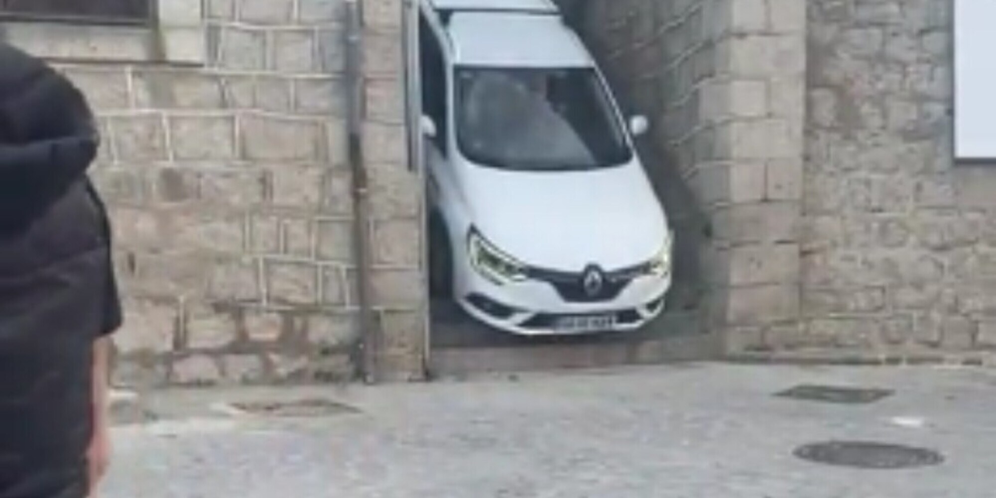 Succede anche in Spagna: auto scende la scalinata ma rimane incastrata