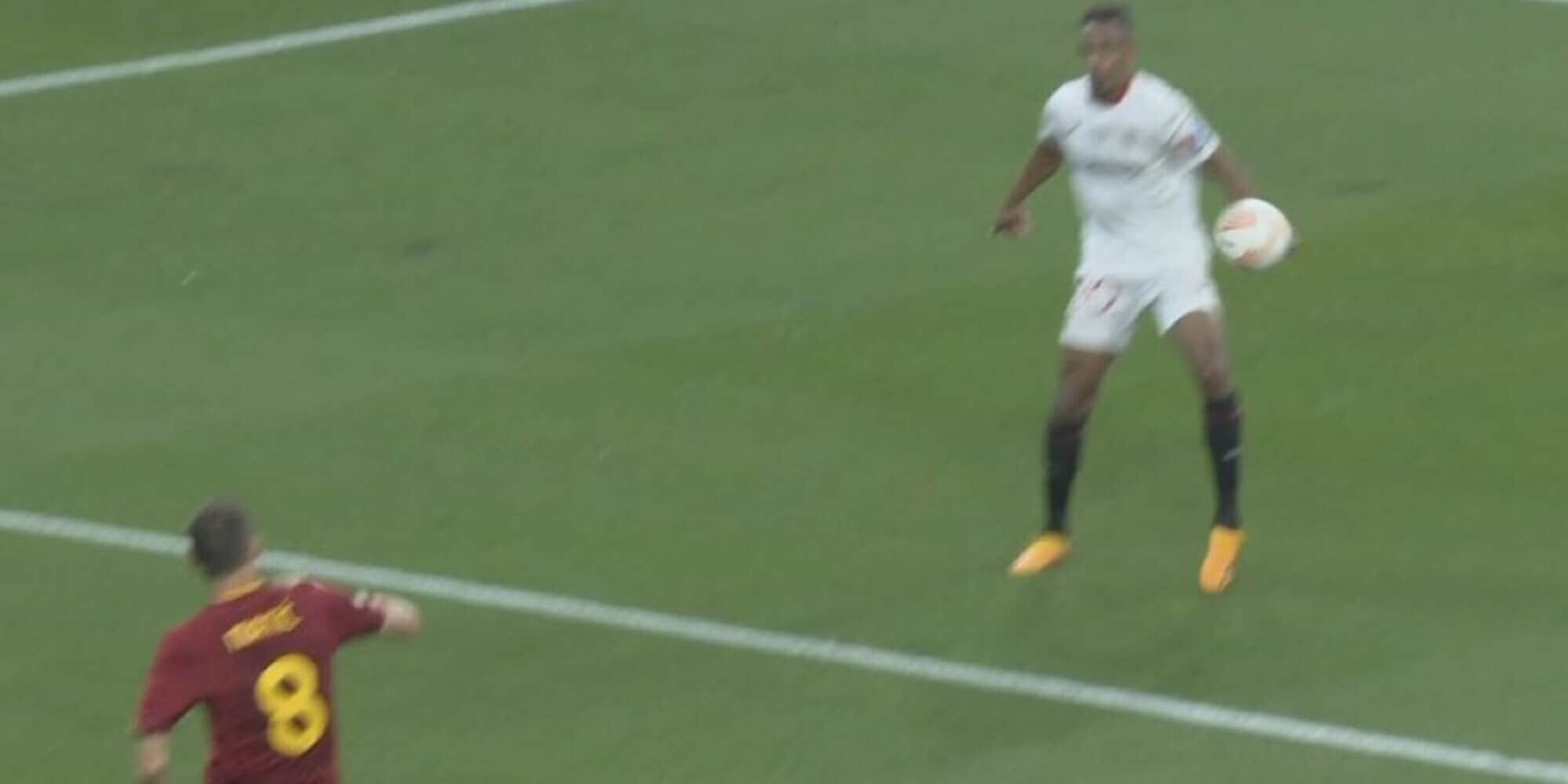 Siviglia-Roma, mano di Fernando in area: per Taylor non è rigore